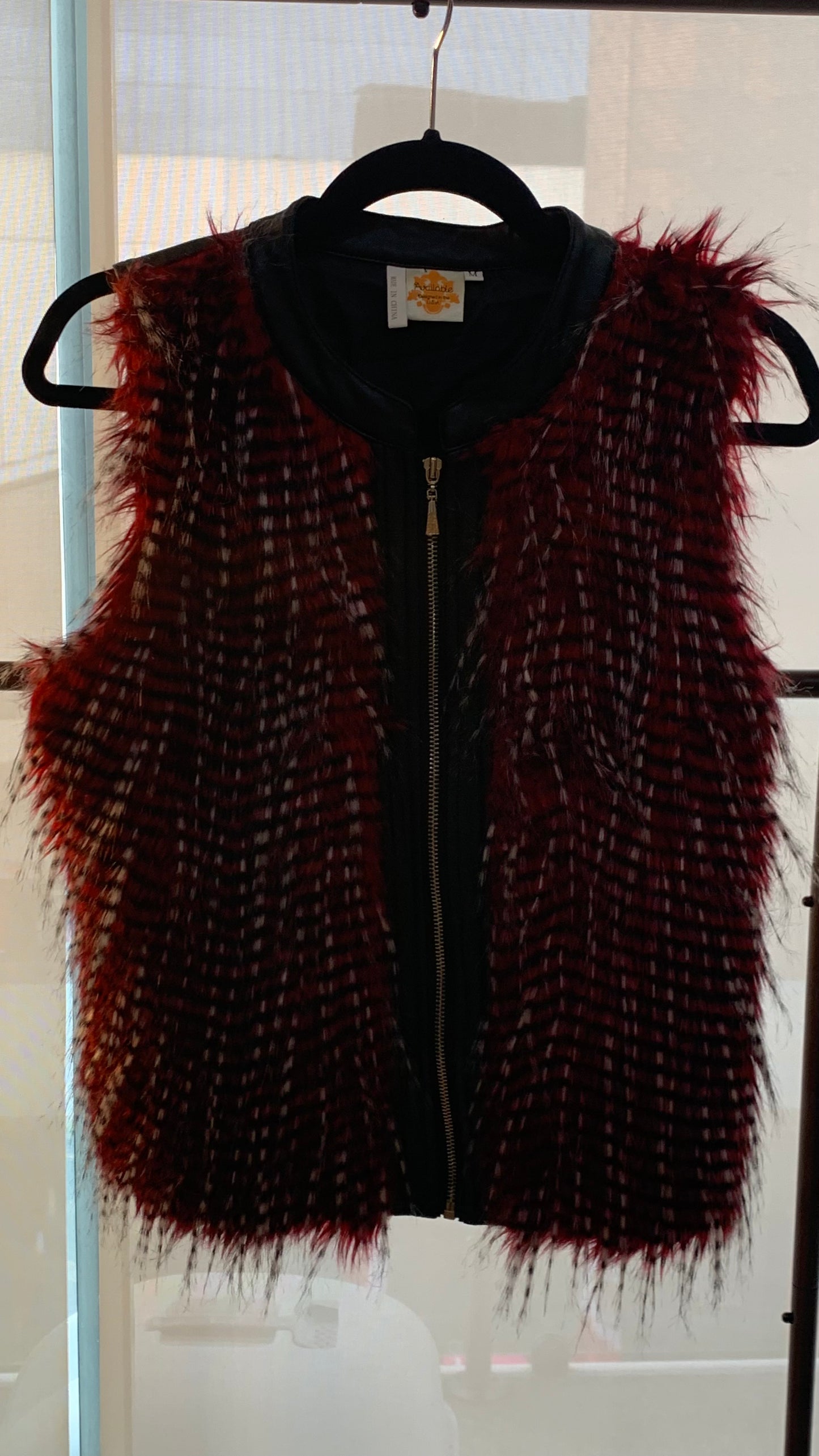 Chaleco de piel con plumas rojas – Huniko shop